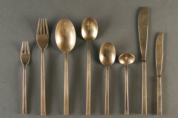 What is the correct way to stack the cutlery drawer?