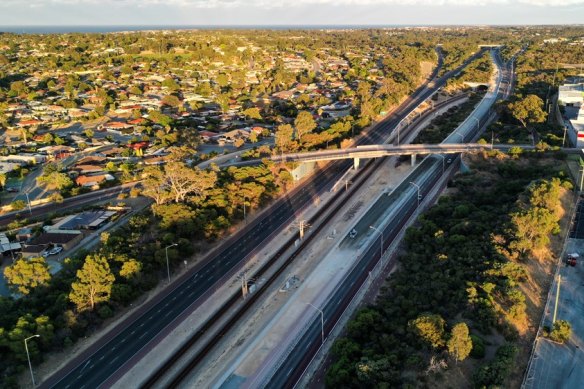 Mitchell Freeway extension: Asphalt issues