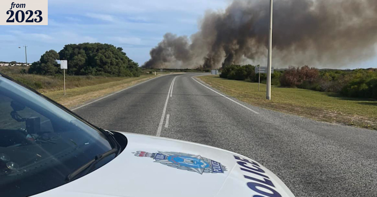 Lancelin bushfire: Residents told to leave as blaze threatens town