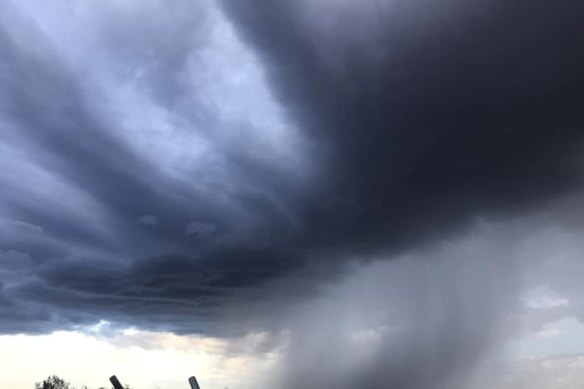 Hundreds still without power as cold front batters Perth, brings snow ...