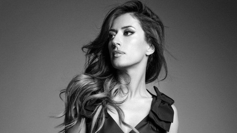 Portuguese singer needs no bells and whistles