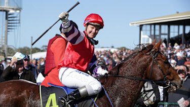 Female jockeys ride all eight winners at Mount Gambier