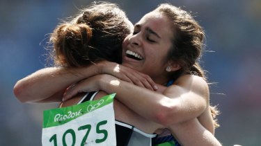 Abbey D'Agostino and Nikki Hamblin help each other after fall in Rio ...