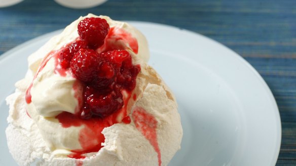 The trick to getting pavlova off the baking tray