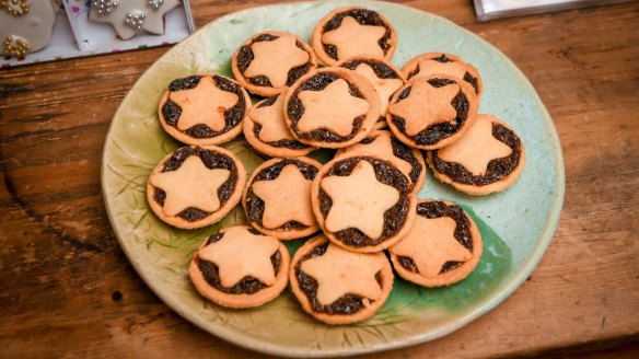 Cashed-up Melbourne shoppers spending big on mince pies, lobster, soft ...