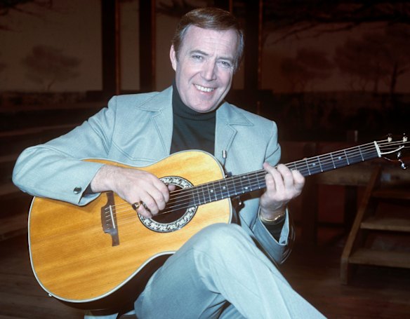 Crooner Val Doonican built career on Irish folk songs and tales