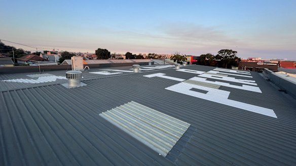 'Welcome to Perth' sign in Sydney: Rooftop prank gives passengers ...