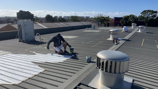 'Welcome to Perth' sign in Sydney: Rooftop prank gives passengers ...
