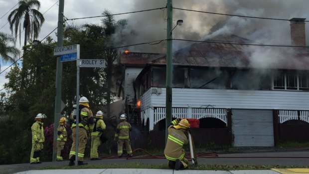 Firefighters extinguish Brisbane house fire at Auchenflower