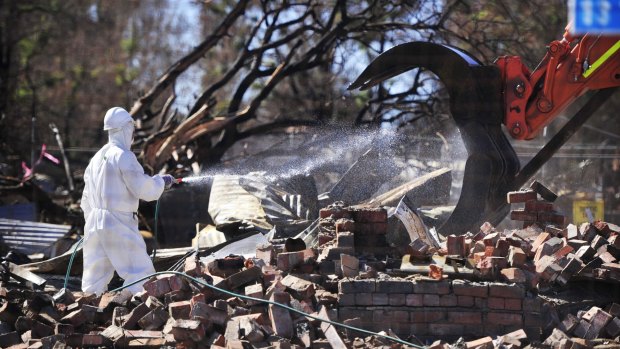 Yarloop residents eye bushfire class action against Barnett government