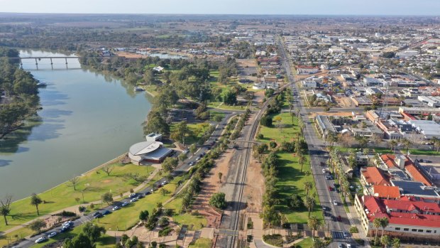 Australia's ten biggest inland cities you should visit (or avoid)