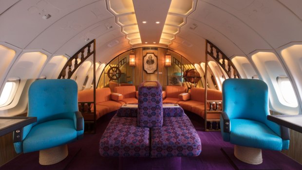 Qantas Boeing 747 jumbo jet upstairs lounge: Working as a flight ...