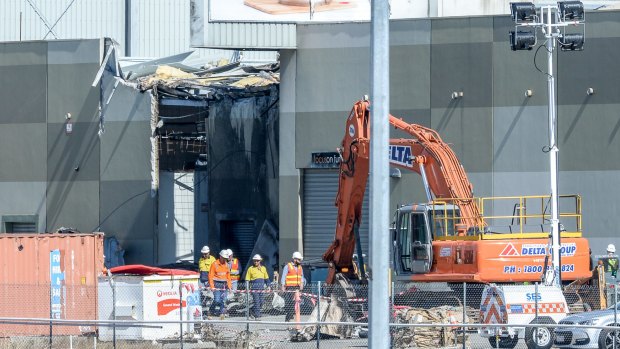 Essendon air crash: Investigators scour plane wreckage, find ...