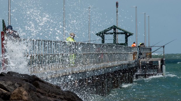 Man drowns after falling off pier in wild weather in Melbourne's south-east