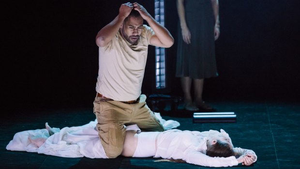 does othello kill desdemona