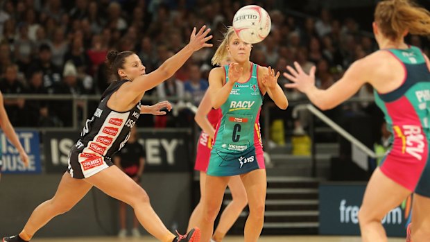Suncorp Super Netball 2017: Vixens defeat Magpies in second city derby
