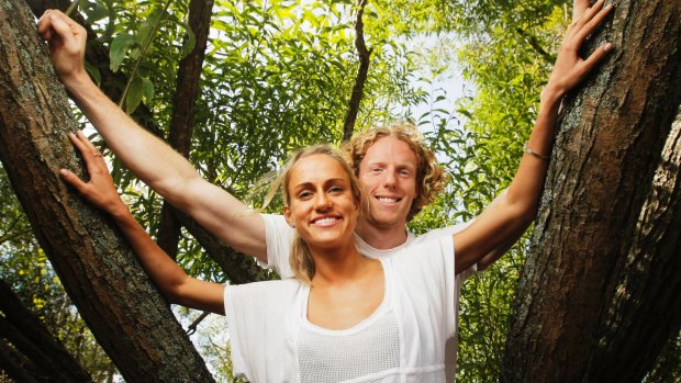 Steve Hooker returns to Australia to support athlete wife who was ...