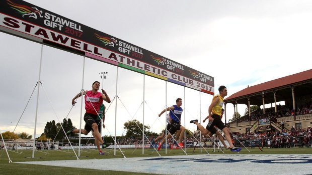 Stawell Gift 2017: Teenagers run away with Stawell Gift honours