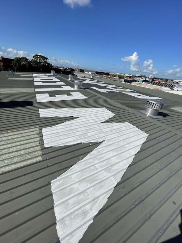 'Welcome to Perth' sign in Sydney: Rooftop prank gives passengers ...