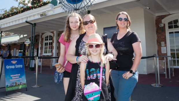 Dreamworld reopens: First visitors arrive to show support for families ...
