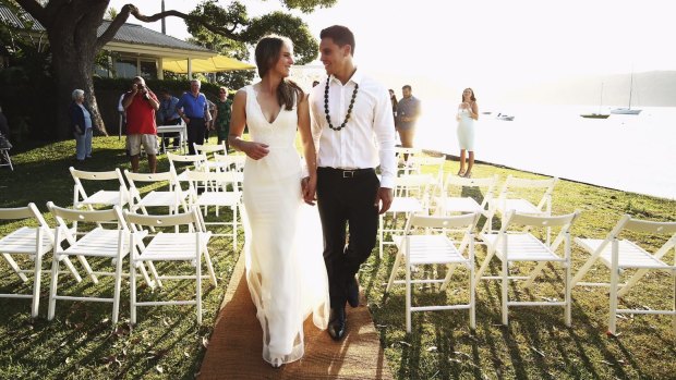 Ellyse Perry hits winning runs for Sydney Sixers .. then marries Matt ...