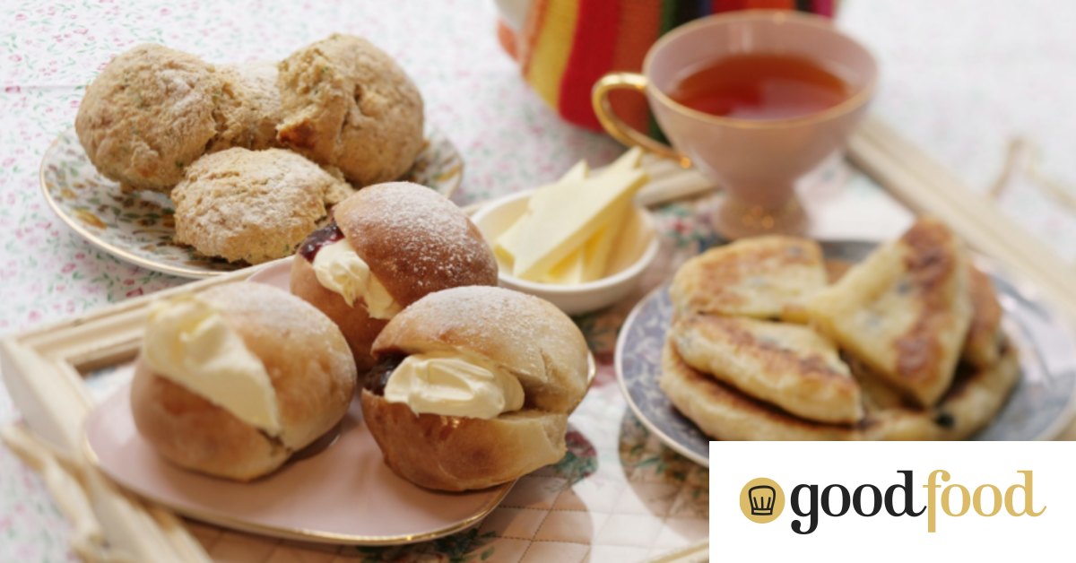 Devonshire splits (light yeast buns with jam and cream)