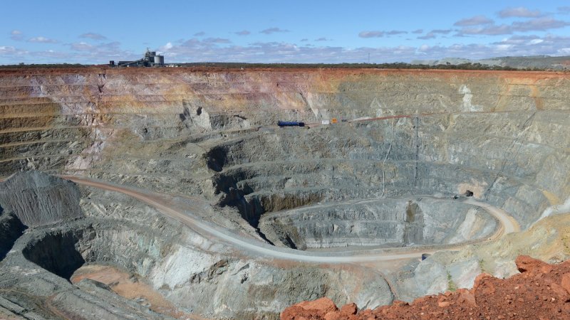 Copper advances as Glencore plans mine shutdowns