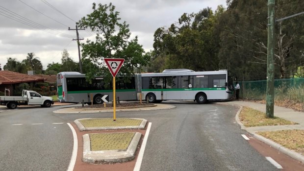 Transperth bus gets stuck trying to negotiate roundabout