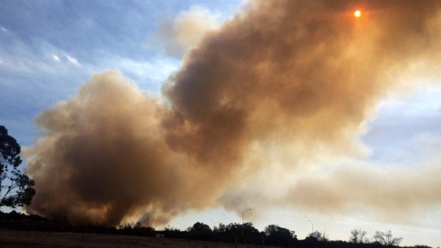 Wellard, Baldivis bushfire threatens lives, homes