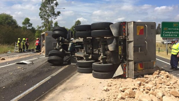 Sydney traffic: Truck crash on M7 closes south-bound lanes at Hinchinbrook