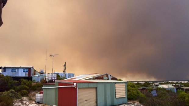Roads closed as Wedge Island bushfire threatens homes