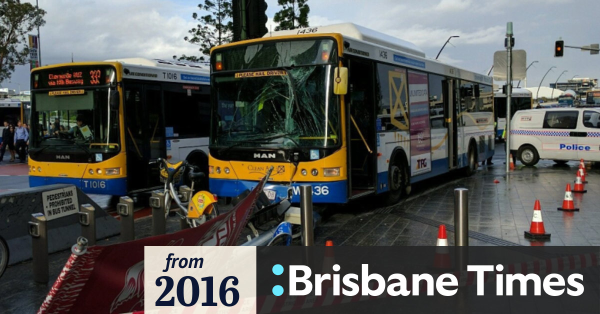 Brisbane traffic: Bus hits traffic light near Victoria Bridge