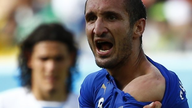 luis suarez bites chiellini