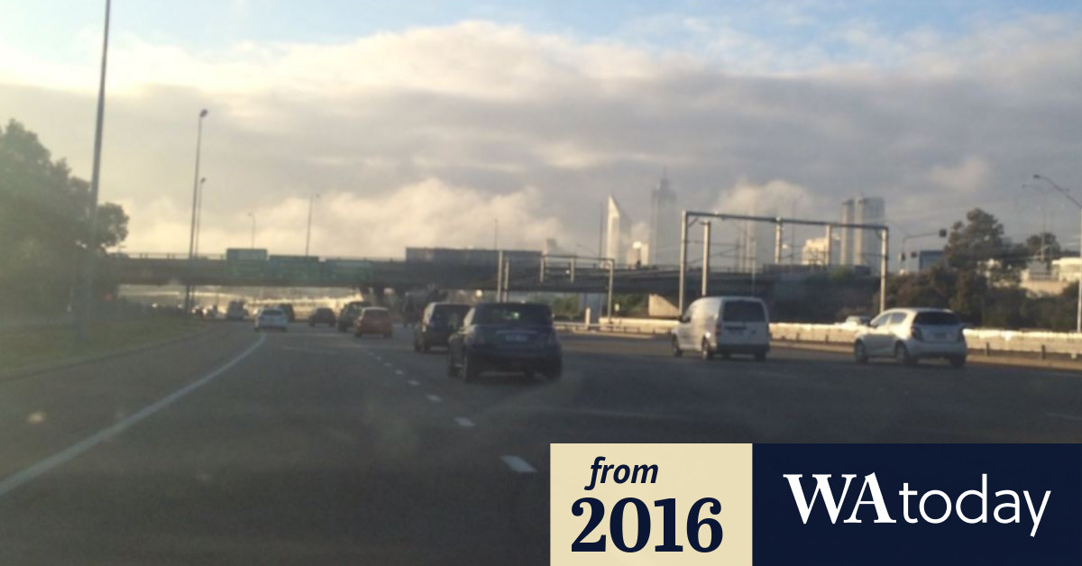 Fog over Perth delays early morning flights