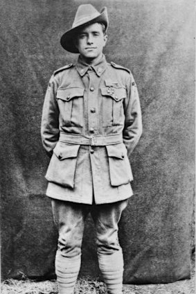 Family pilgrimage to the AWM honours 'two gun Harry' Dalziel VC