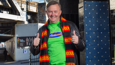 'DJ Albo': Anthony Albanese hits the right note at Melbourne's Corner Hotel