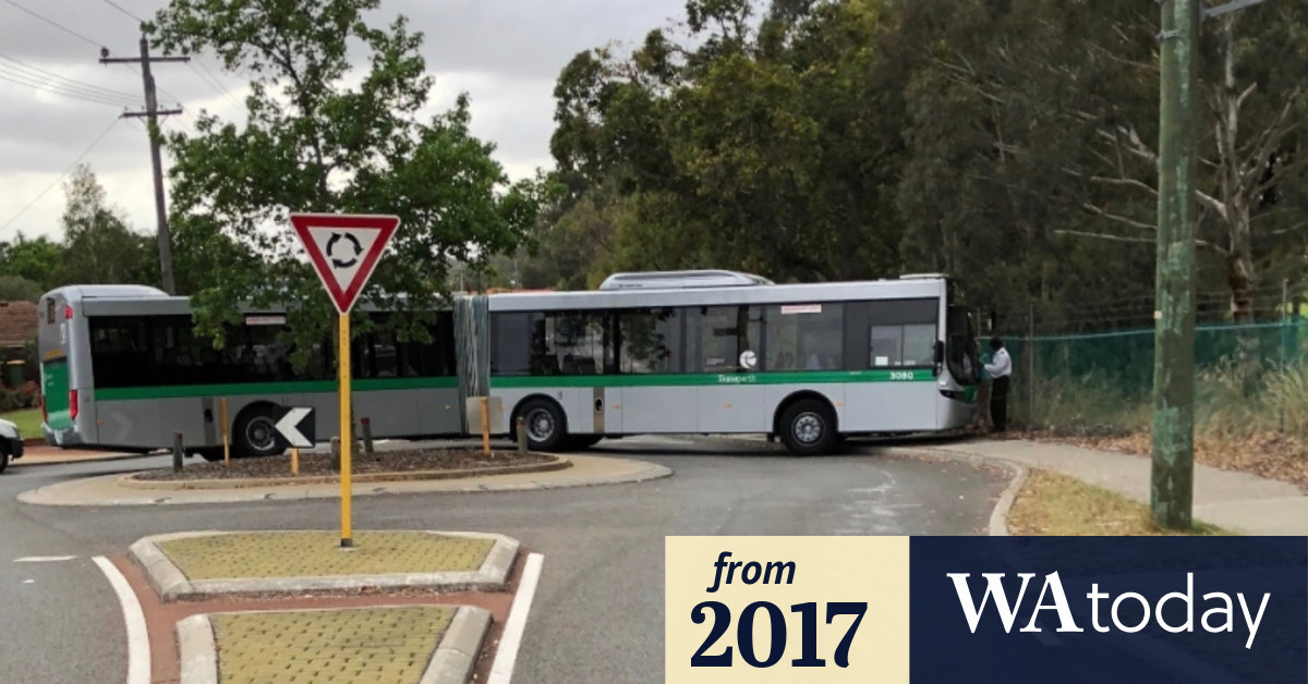 Transperth bus gets stuck trying to negotiate roundabout
