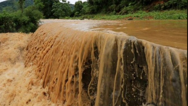 Pilbara tourists escape to higher ground as campervan washes away in floods