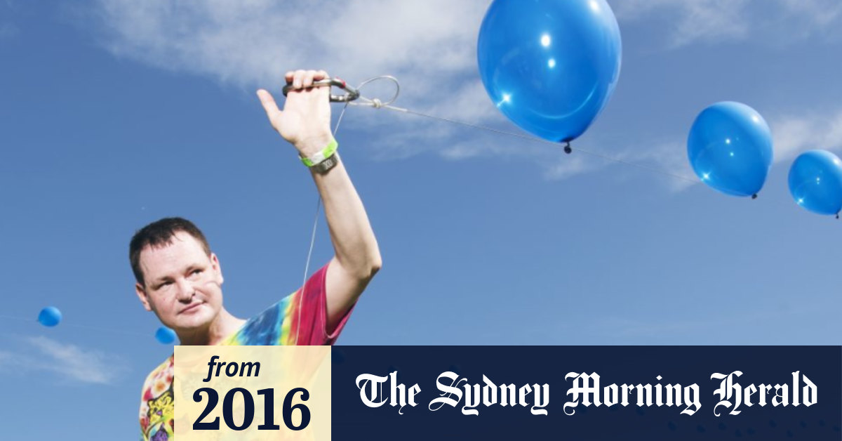 Robert Bose builds a giant balloon chain for Spectrum Now 2016