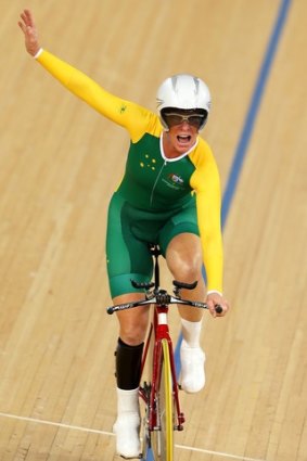 Canberra para-cyclist Sue Powell claims back-to-back world crowns