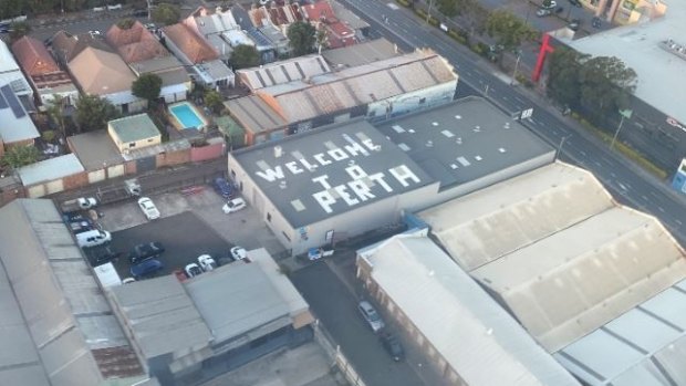 'Welcome to Perth' sign in Sydney: Rooftop prank gives passengers ...