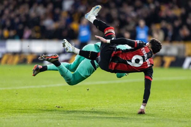 Premier League 2024 news | Jose Sa clashes with fan video ...