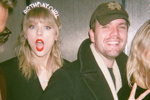 Taylor Swift's family explained: All about Scott, Andrea and Austin ...
