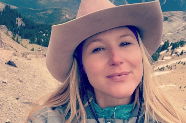 Singer Jewel claims her mother stole millions from her after she became ...