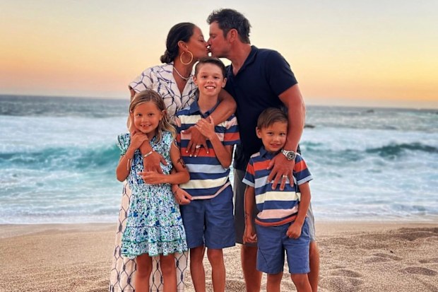 Jessica Simpson defends flying first class while leaving kids in ...