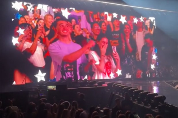 Coldplay kiss cam couple: CEO facing cheating allegations after Chris ...