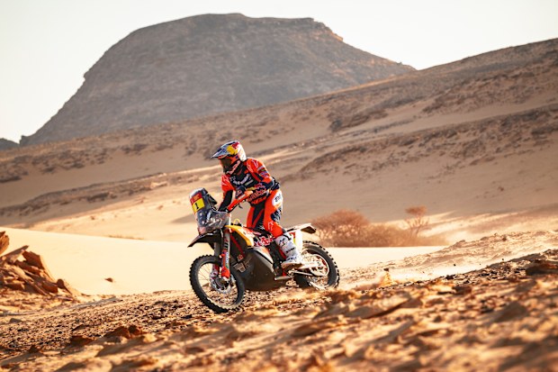 Dakar Rally 2026: Daniel Sanders crash, rides on comments, video ...