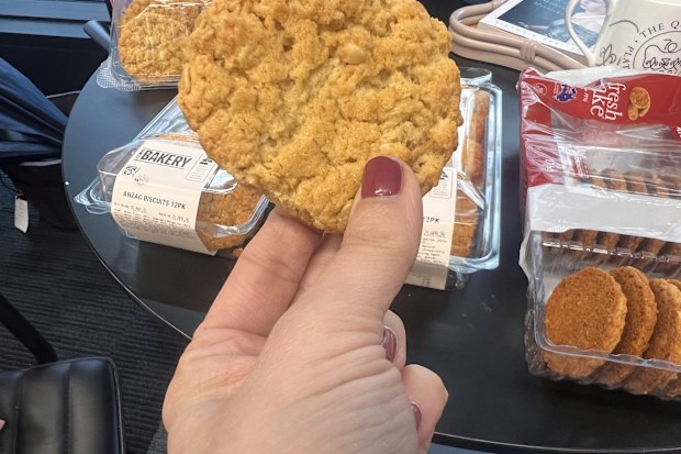 Anzac biscuits: Are chewy or crunchy ANZAC biscuits better? | We try to ...