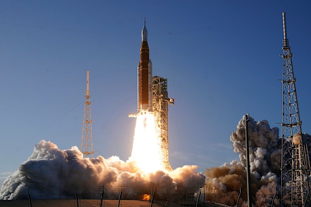 Artemis II's moonbound astronauts capture Earth's brilliant blue beauty ...