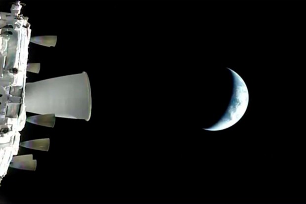 Artemis II's moonbound astronauts capture Earth's brilliant blue beauty ...